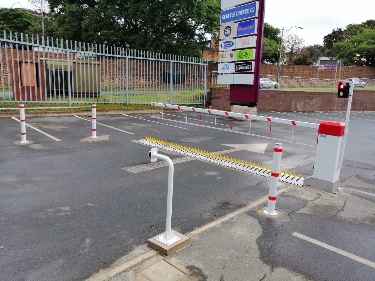 BoomGate 3m Surface Mount Spike Barrier complete with Boom Arm – SecureRite